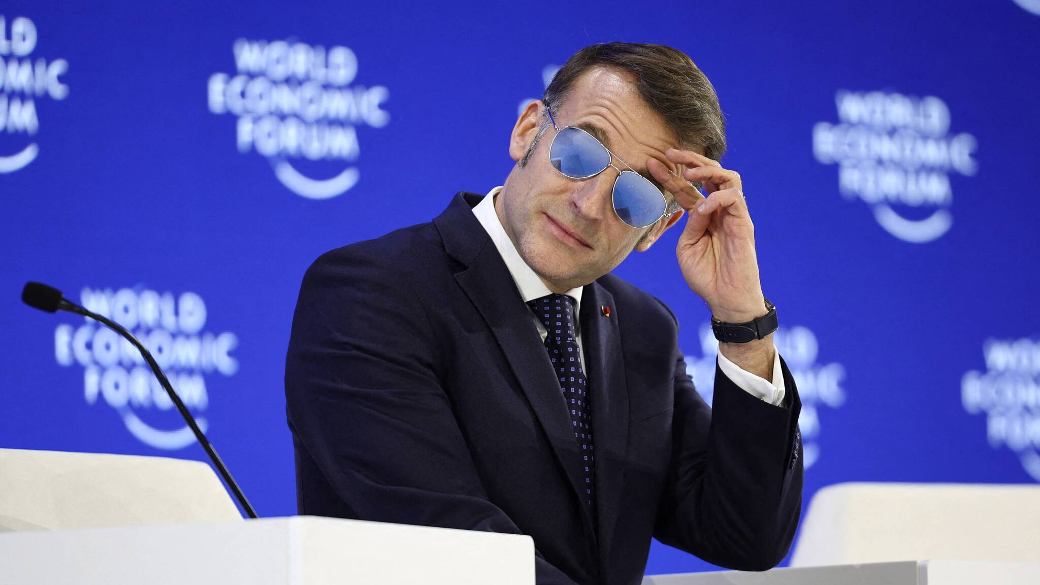 Macron hält Rede in Davos mit Pilotenbrille