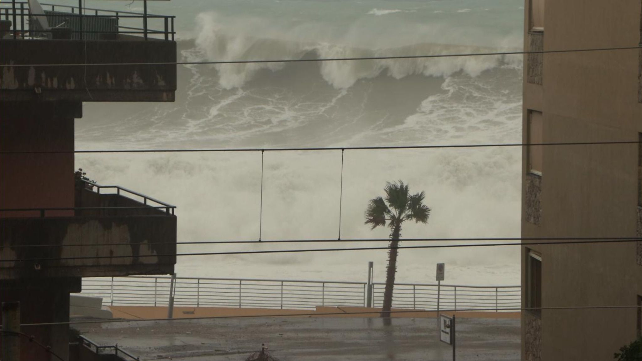 Ciclone sulla Sicilia, cede passerella sul lungomare di Letojanni