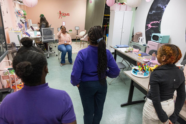 Dallas-Fort Worth women’s wages sink in a rising economy