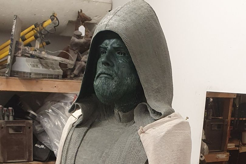 Star Wars fan building stunning, life-sized Luke Skywalker statue for ...