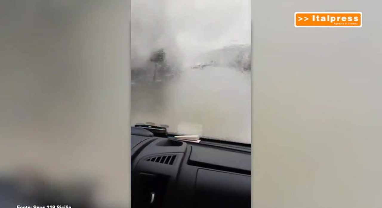 Ambulanza del 118 travolta da un'onda durante un soccorso finisce ...