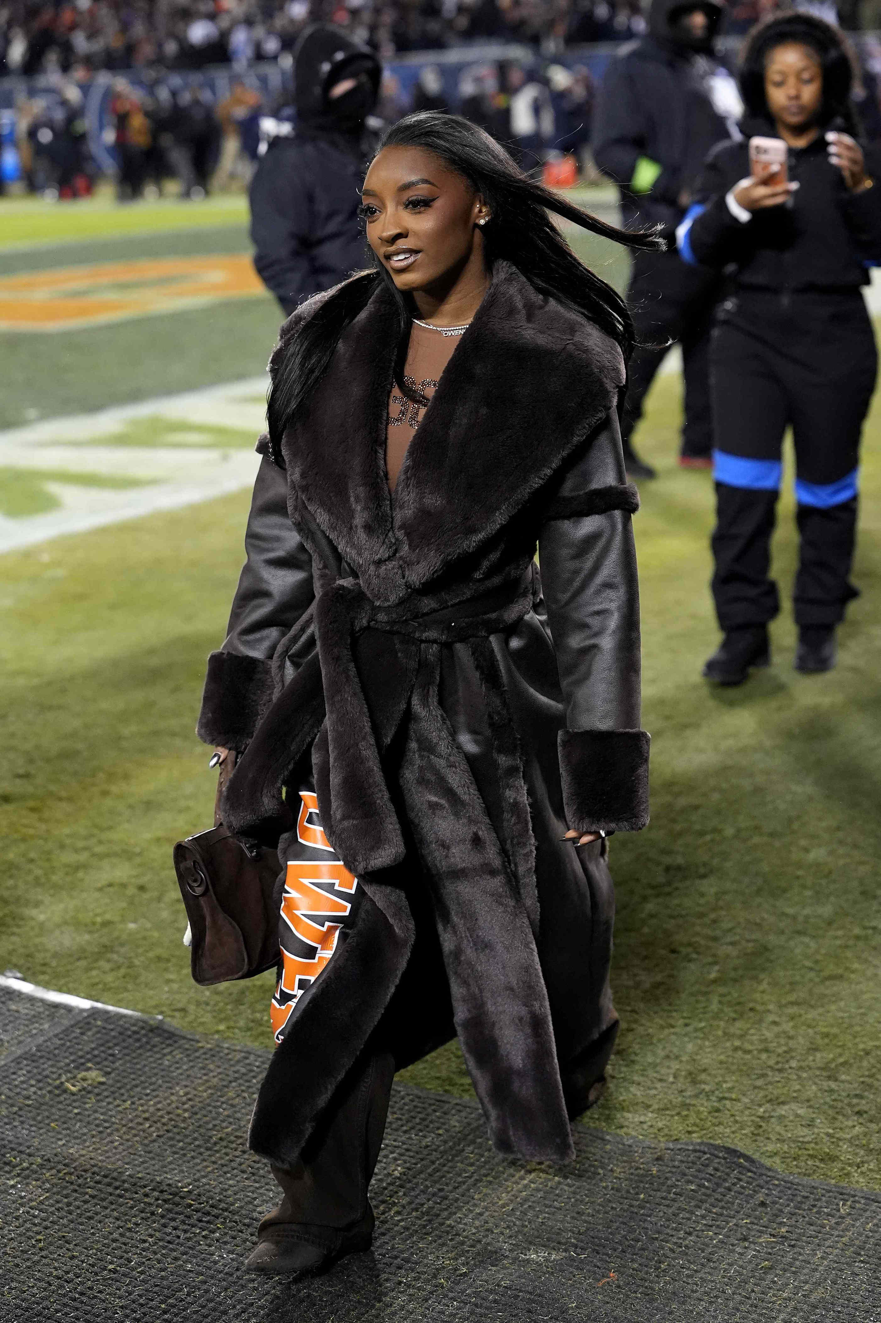 Simone Biles debuts a dramatic, Gen Z-approved blonde hair ...