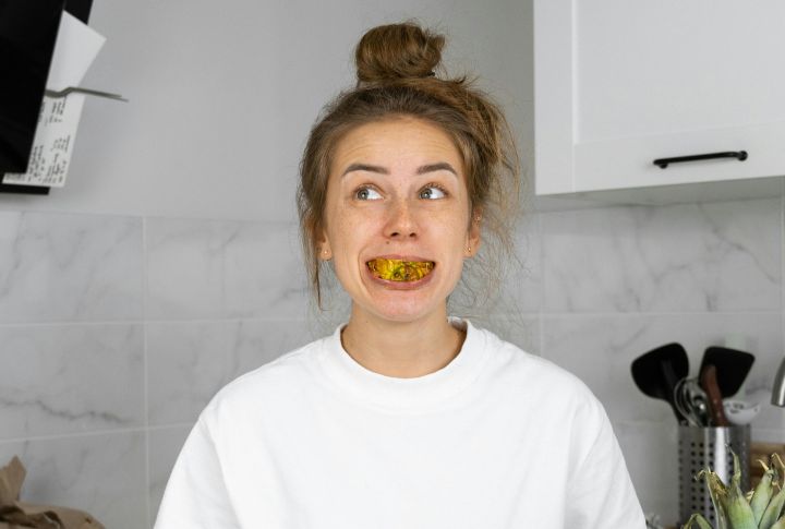 15 poor manners that reveal you weren't raised right