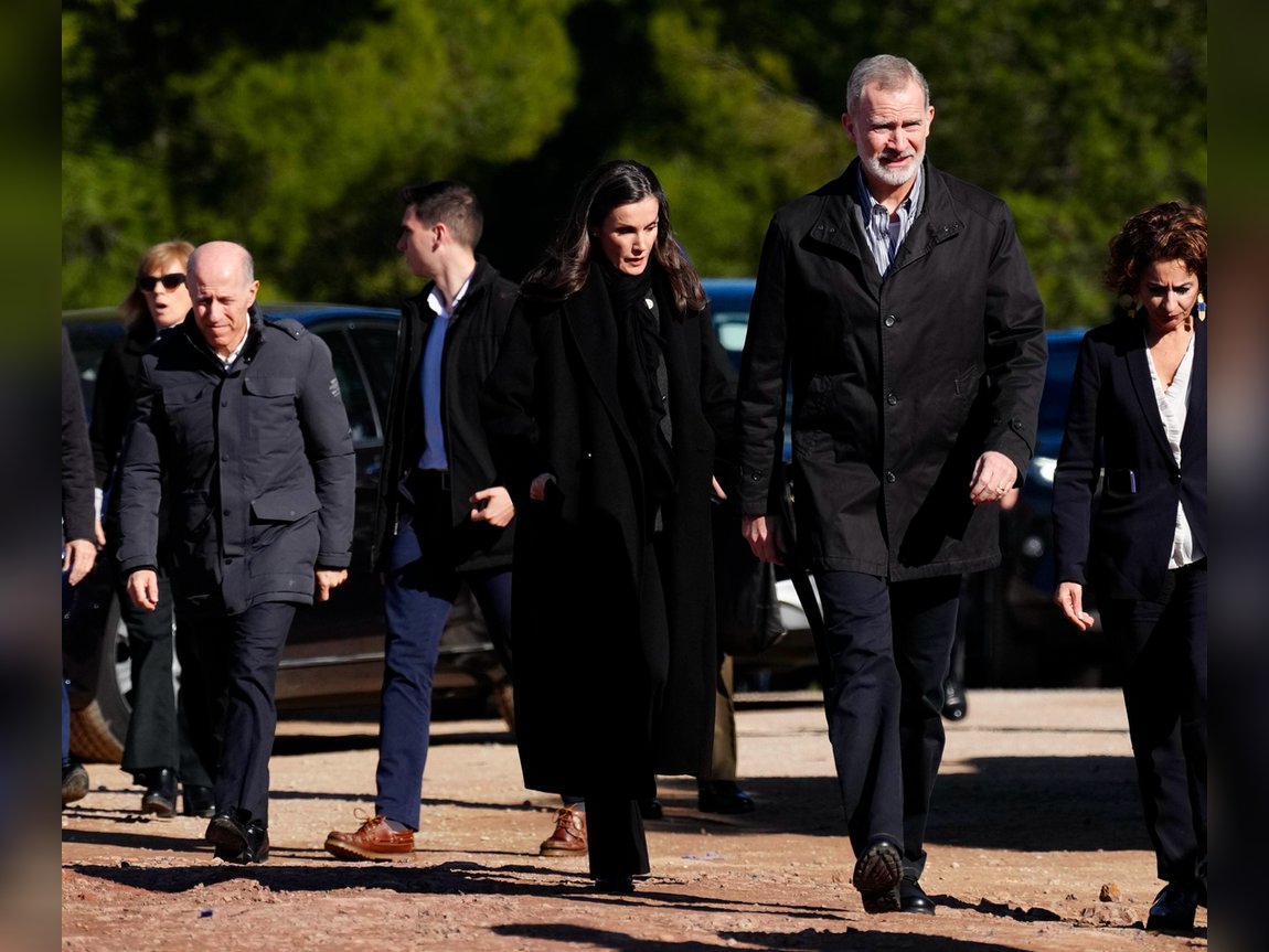 Train accident in Spain: Felipe and Letizia visit accident site