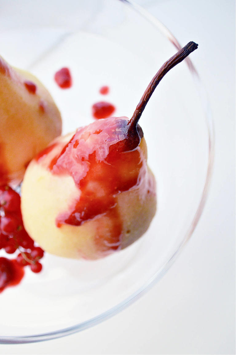 Elegant but easy cooked pears in red wine recipe