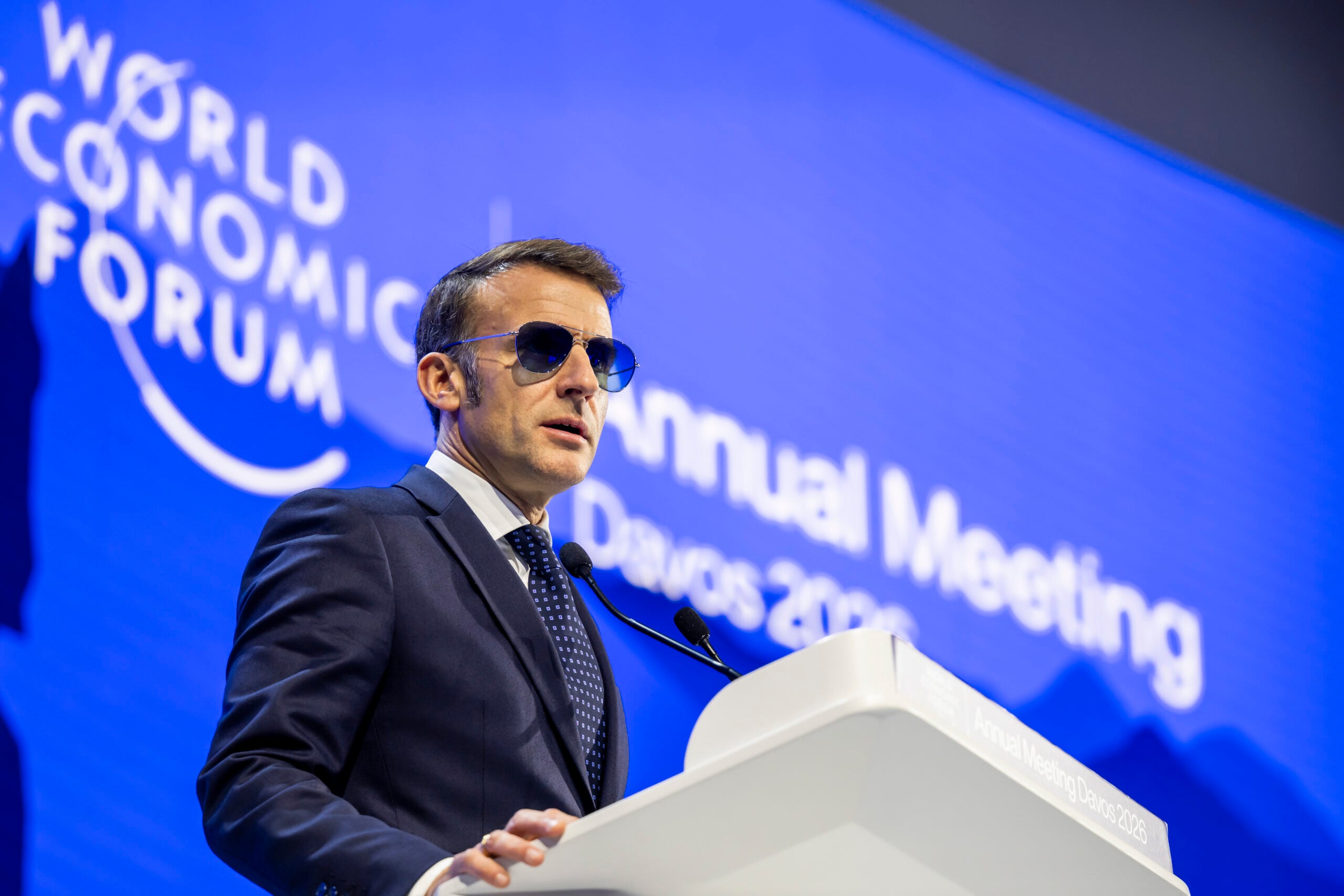 Macron tritt mit Pilotenbrille beim Weltwirtschaftsforum auf: Das ...