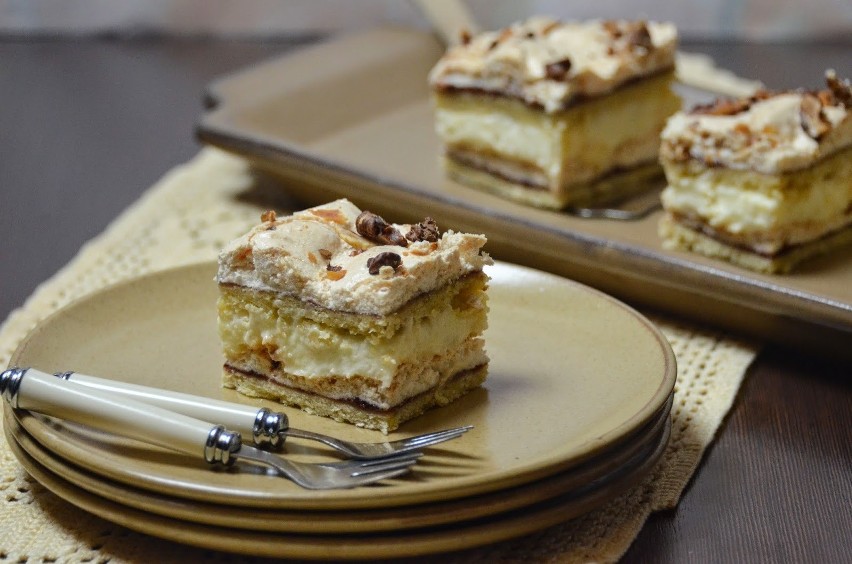 Ciasto „pychotka” z masą budyniową i bezą z dodatkiem konfitury. Palce ...