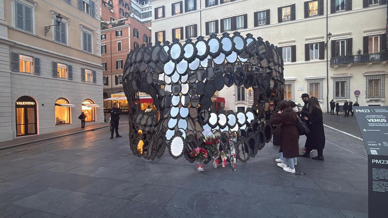 Rose rosse sotto la maschera di Venere, i romani salutano Valentino