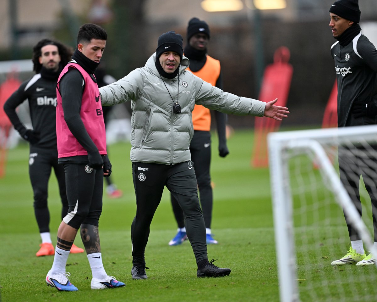 Rosenior issues quadruple Chelsea transfer update amid Fernandez links