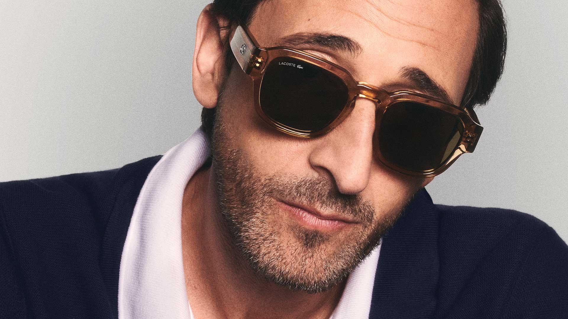 Adrien Brody serveert nieuwe Lacoste-brillen met nonchalante frons