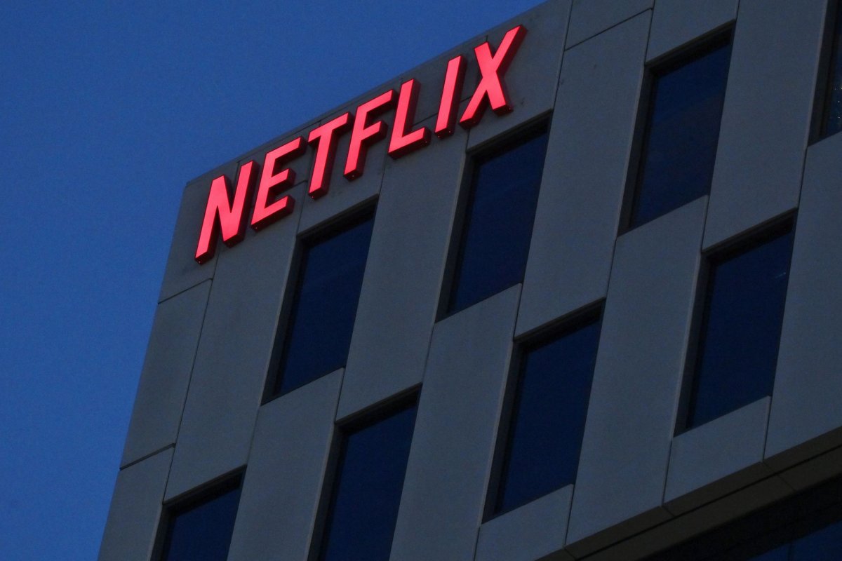 Netflix switches Warner Bros. Discovery offer to all cash