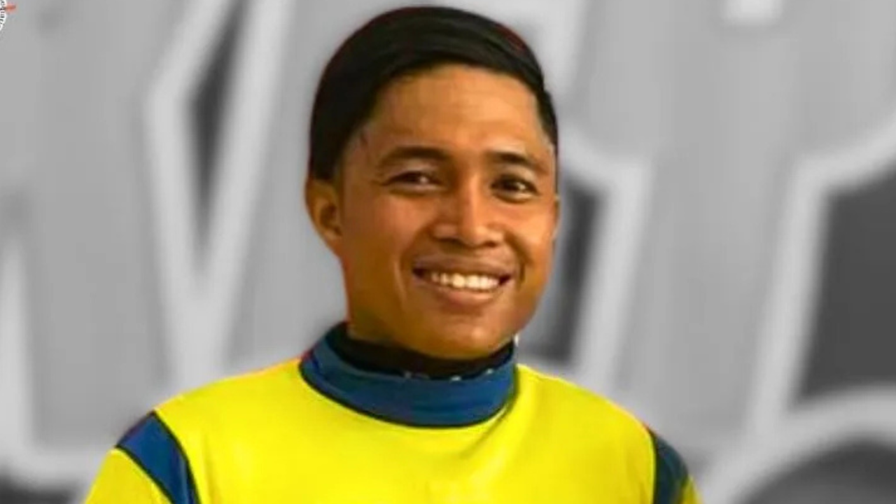Elvin Abrea dies at 32 after mid-race fall as jockey is trampled by ...