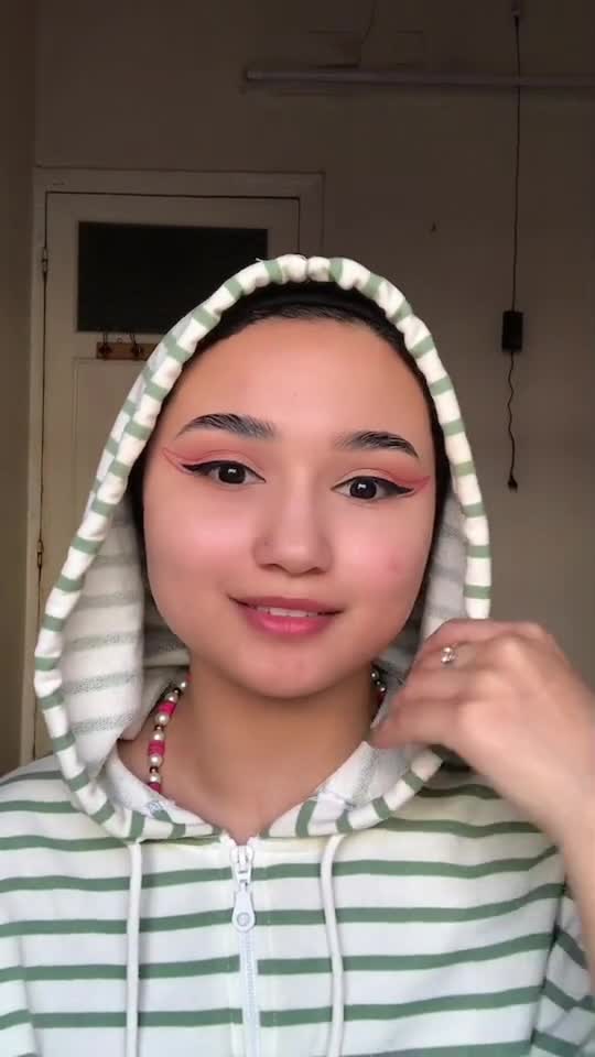 Soft graphic liner birthday makeup tutorial part 1
