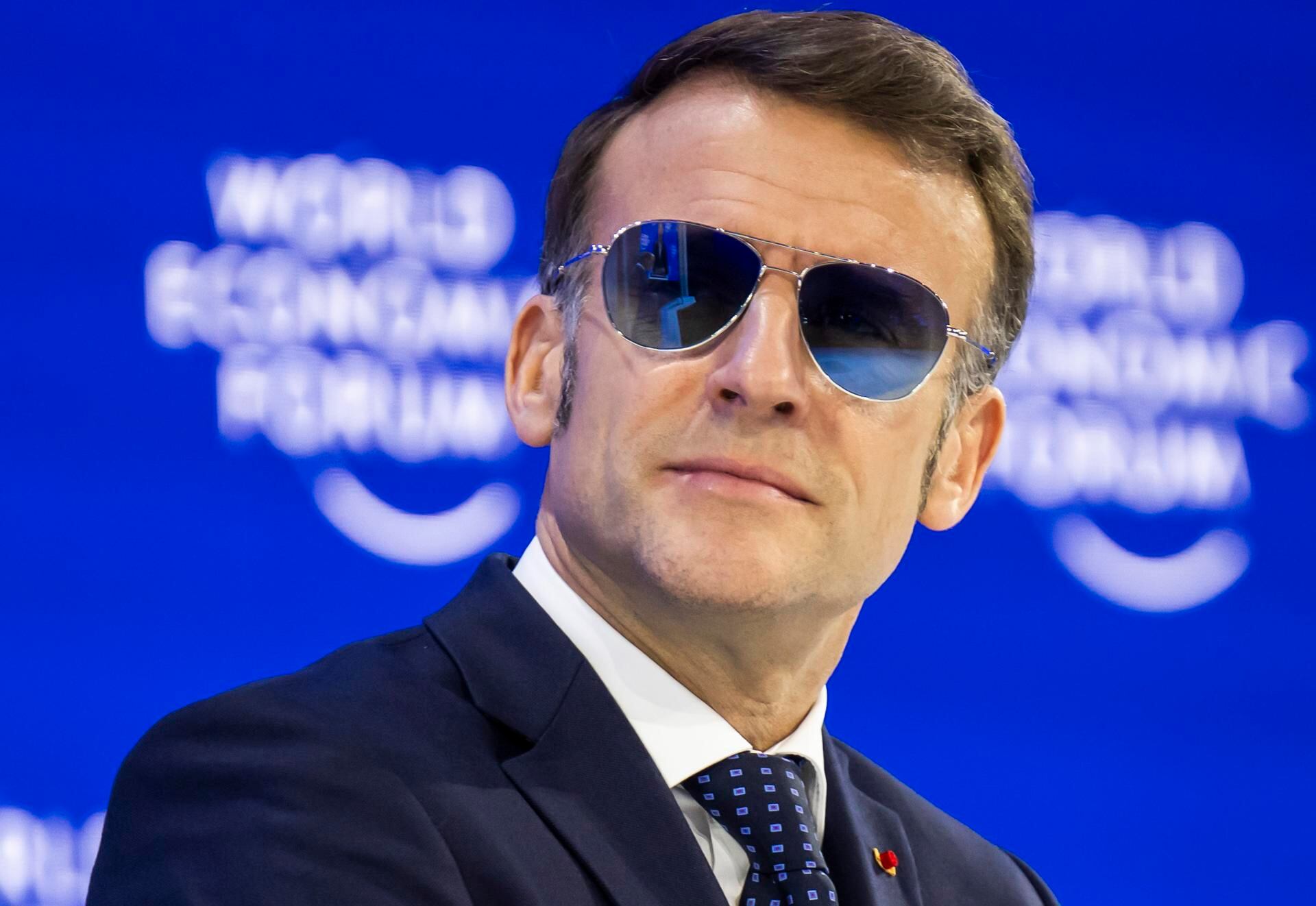 Macron dio discurso con gafas de sol en Davos y desató ola de ...