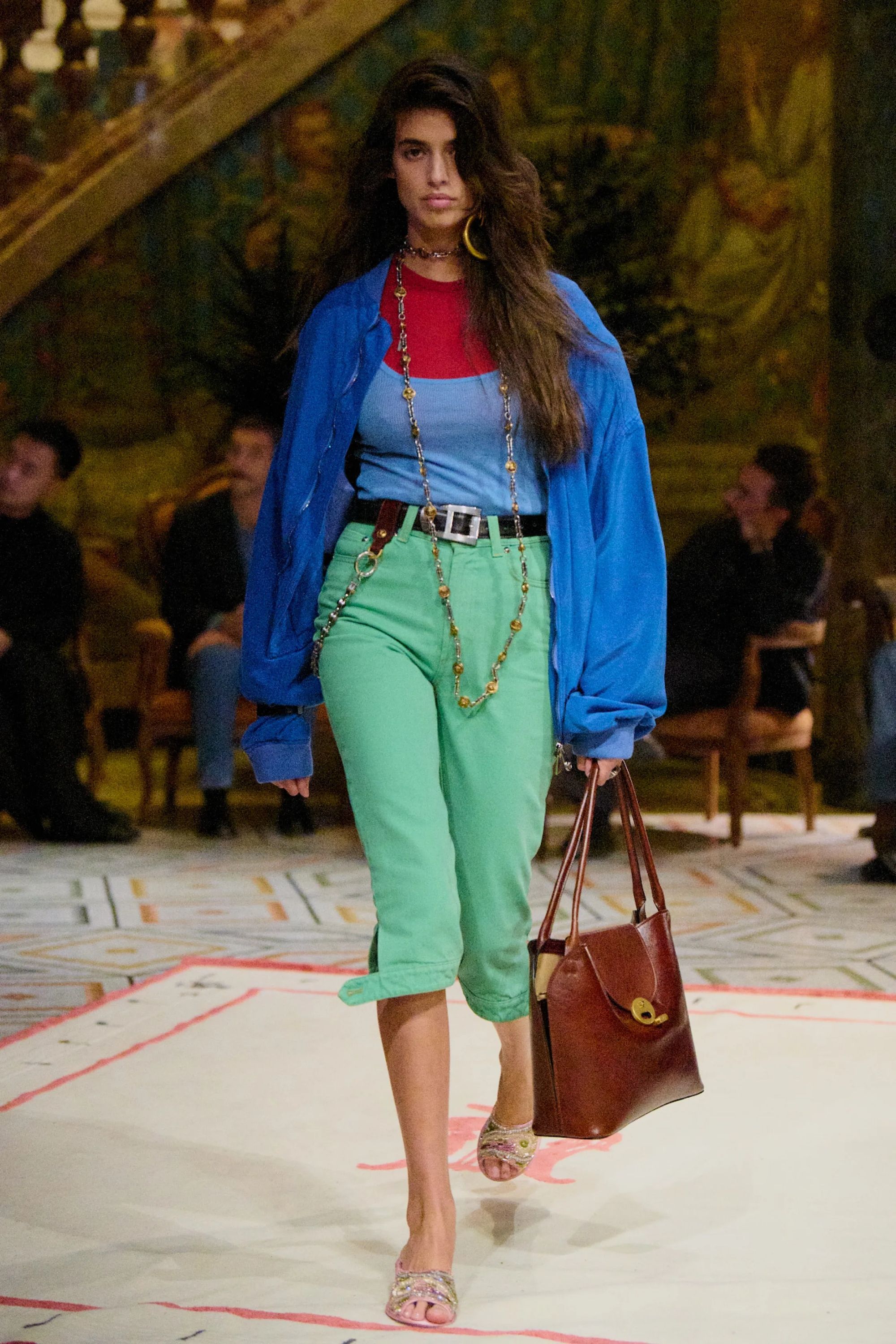 El color verde es tendencia de 2026, ¿cómo llevarlo de forma elegante?
