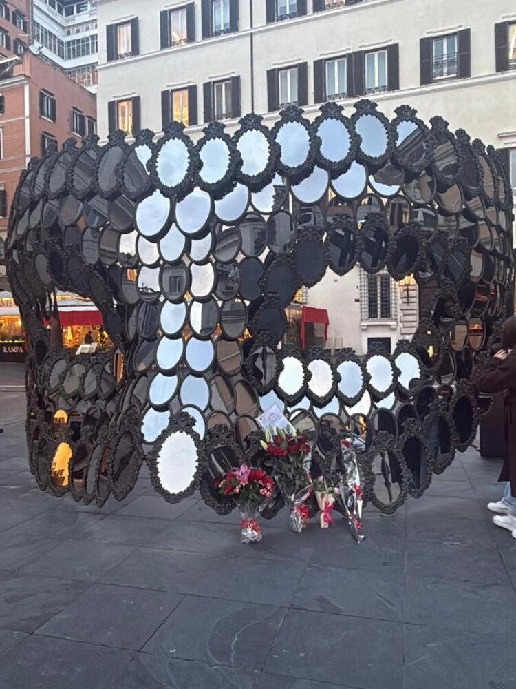 Rose rosse sotto la maschera di Venere, i romani salutano Valentino