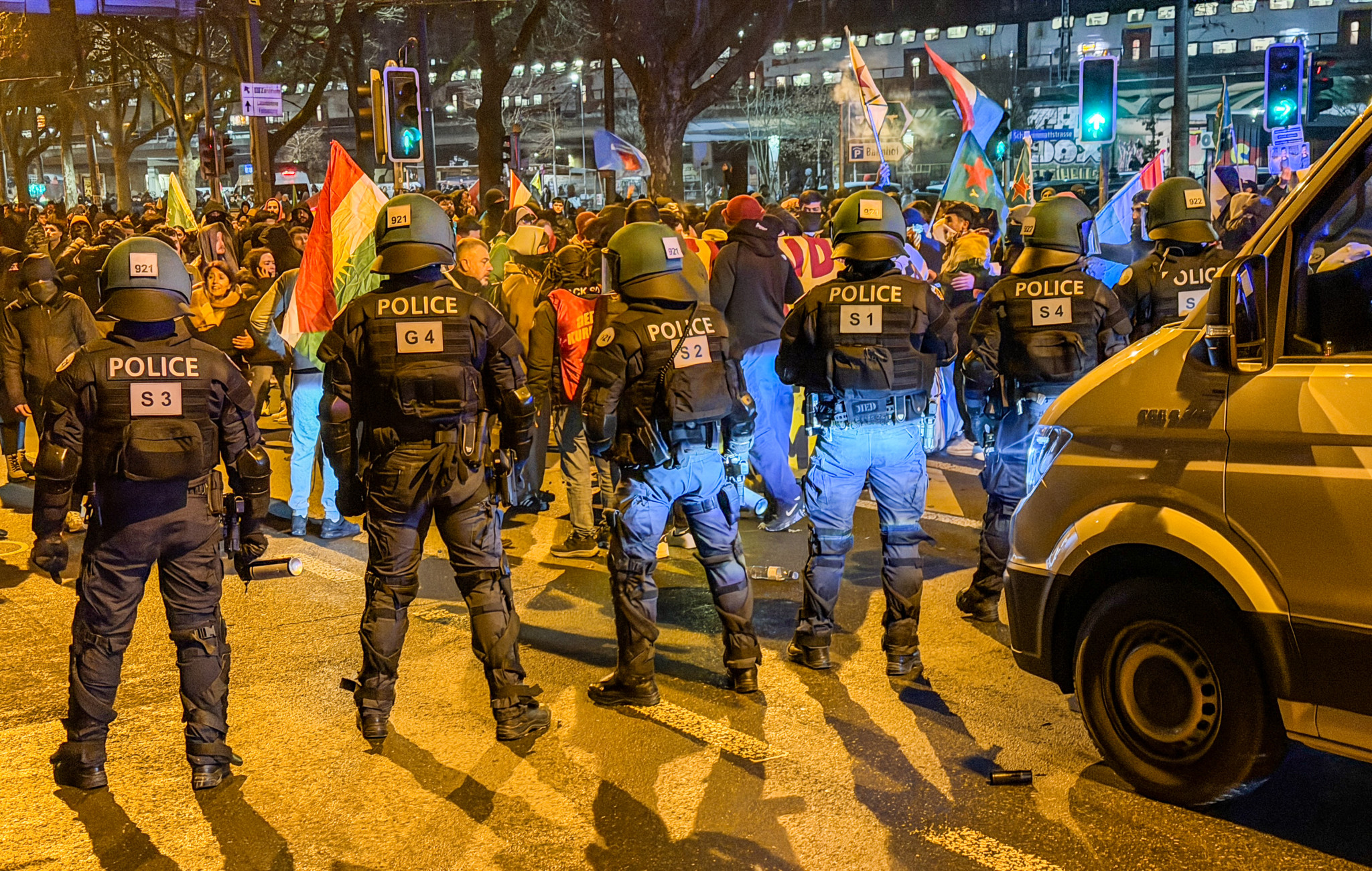 Kurden und Linksautonome demonstrieren erneut in Bern – Polizei setzt ...