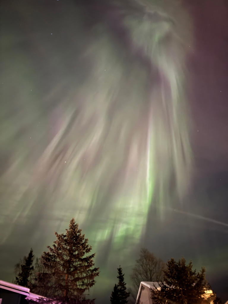 Stunning aurora lights up US skies with green and red display