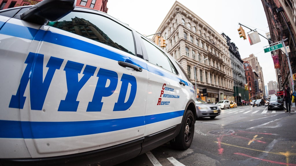 Video shows NYPD officer chase down robbery suspect on foot in Far ...