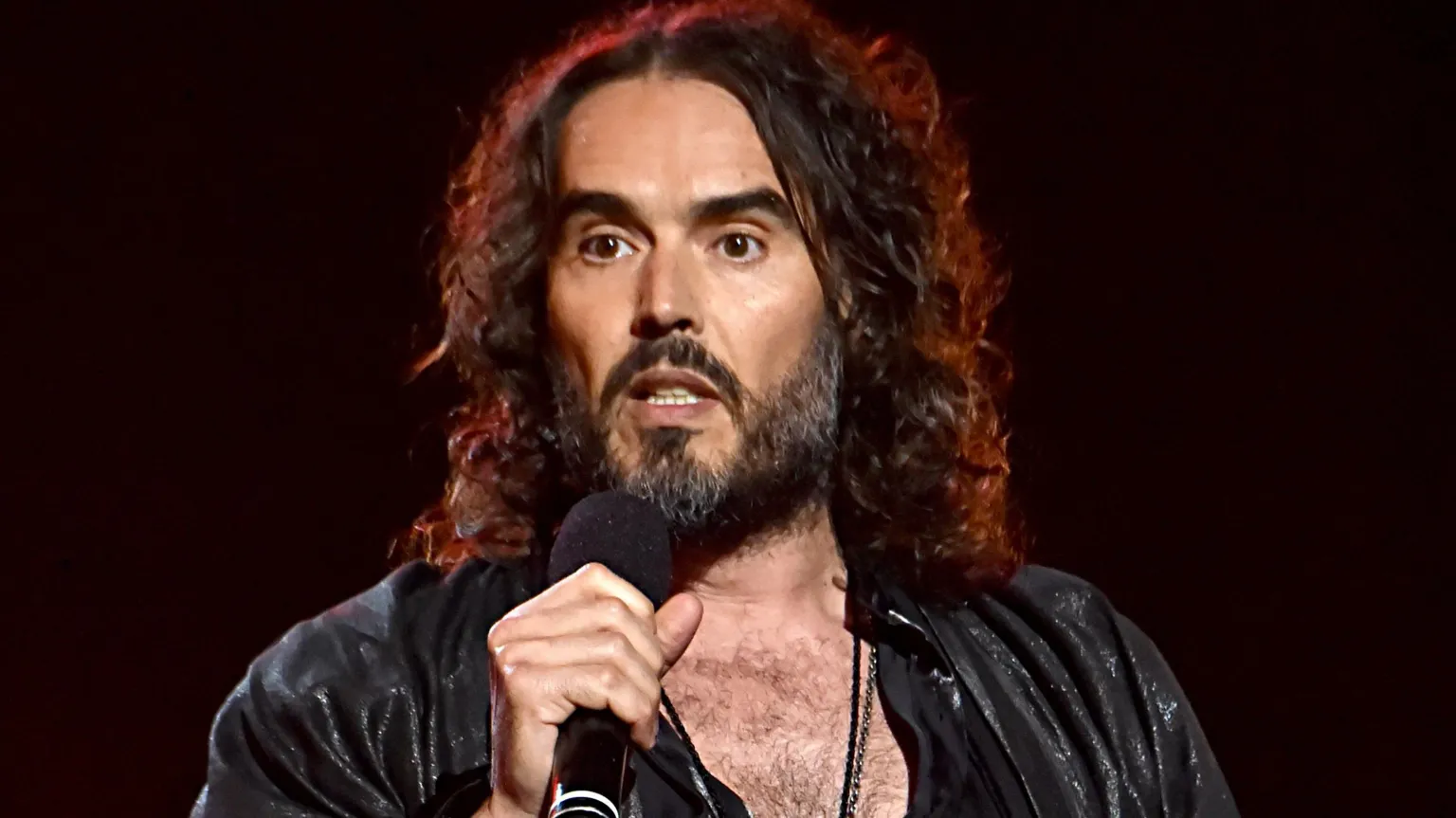 Russell Brand libertado sob fiança após novas acusações de crimes sexuais
