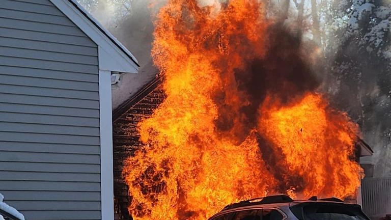Crews put out fire in Little Compton