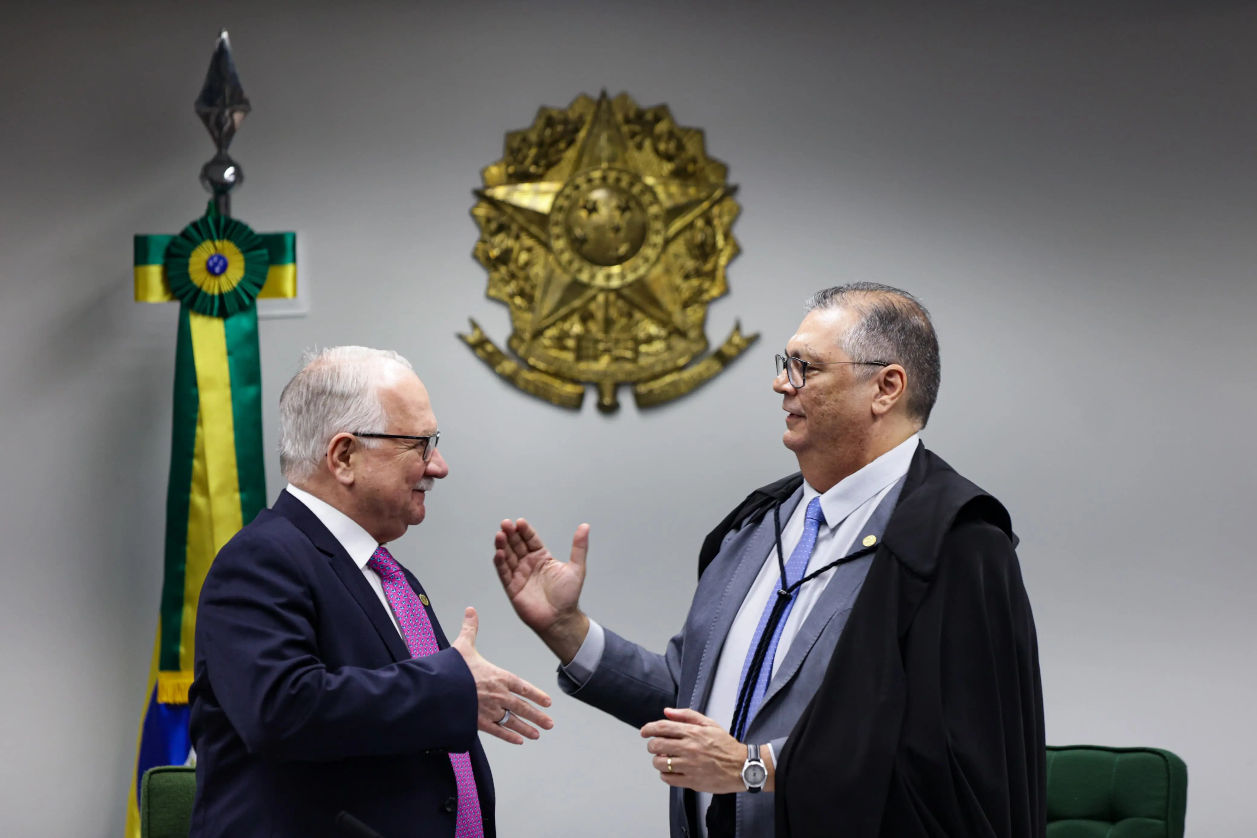 Edson Fachin afirma ter procurado ministros do STF porque "momento exige"