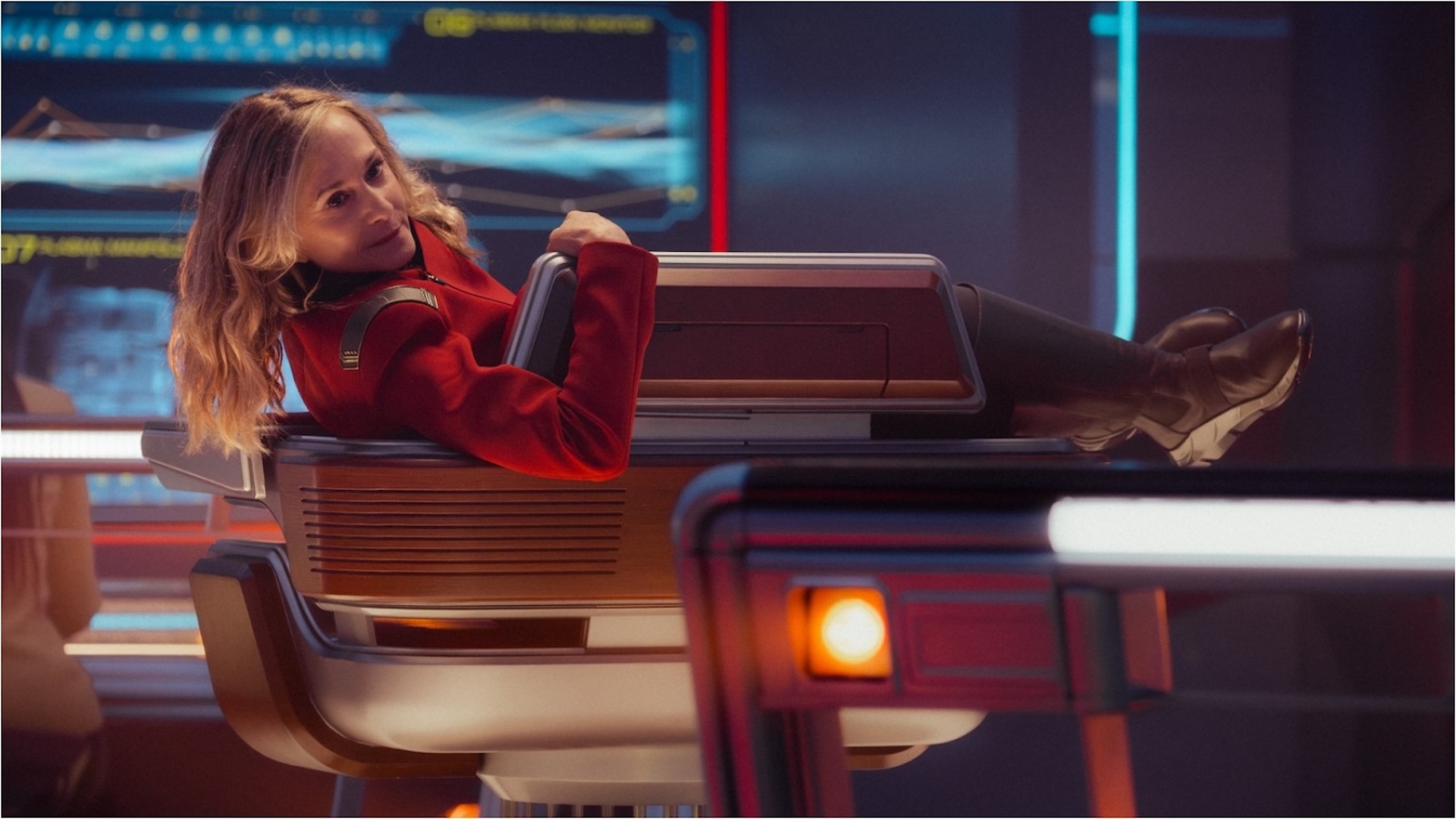 Holly Hunter explains Chancellor Ake (including why she sits like that)