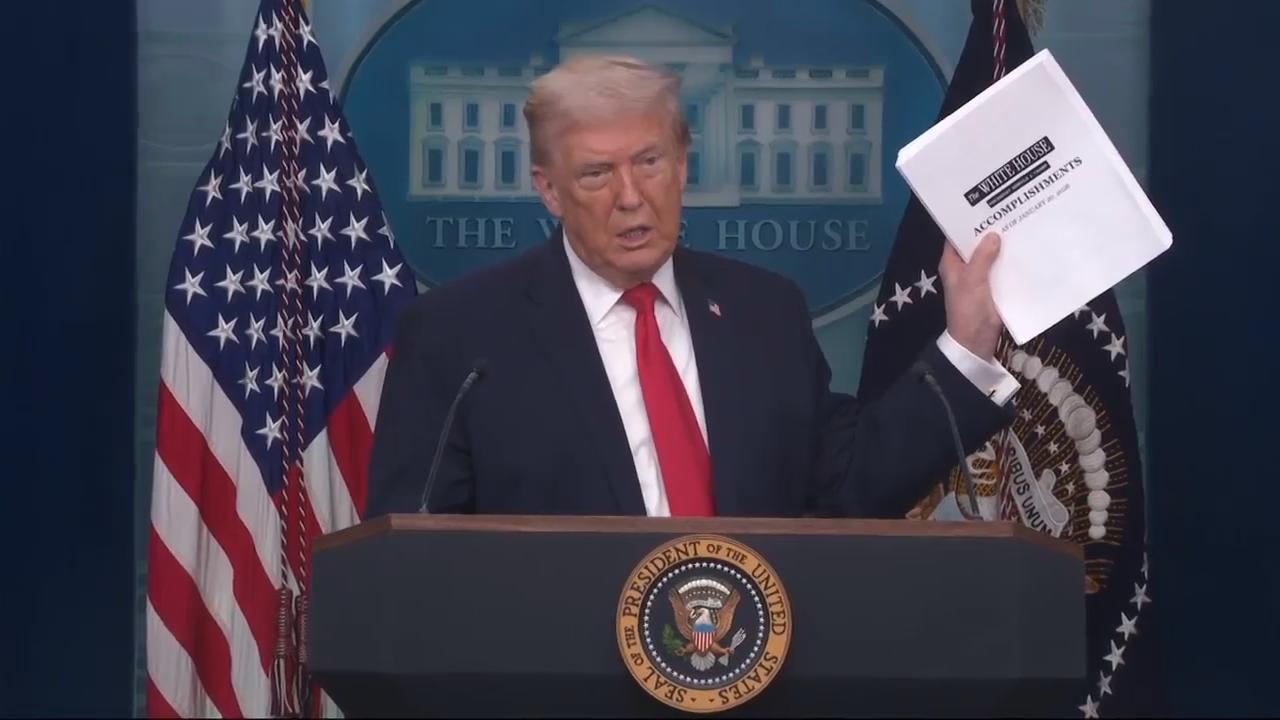 Trump throws his stack of accomplishments on the floor during press ...