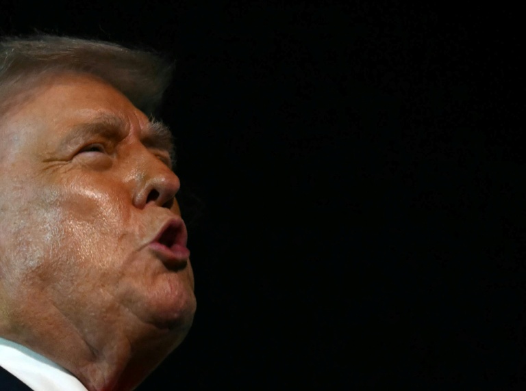 World stocks sink, gold hits high on escalating trade war fears