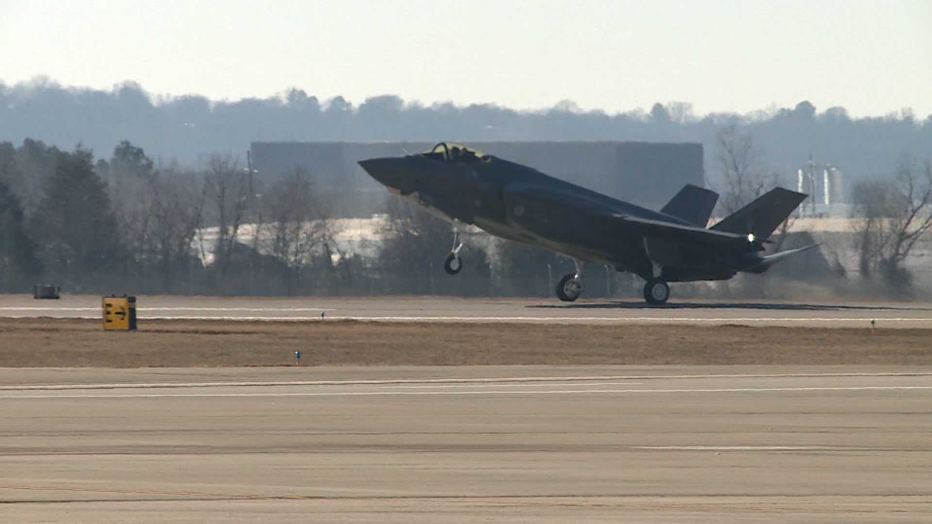Finnish fighter jet arrives in Fort Smith for pilot training program