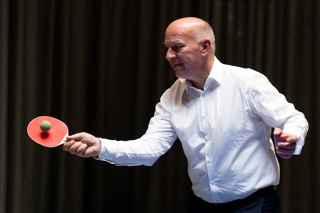 Handy auf dem Tisch: Klar, Kai Wegner spielte ja Tischtennis!