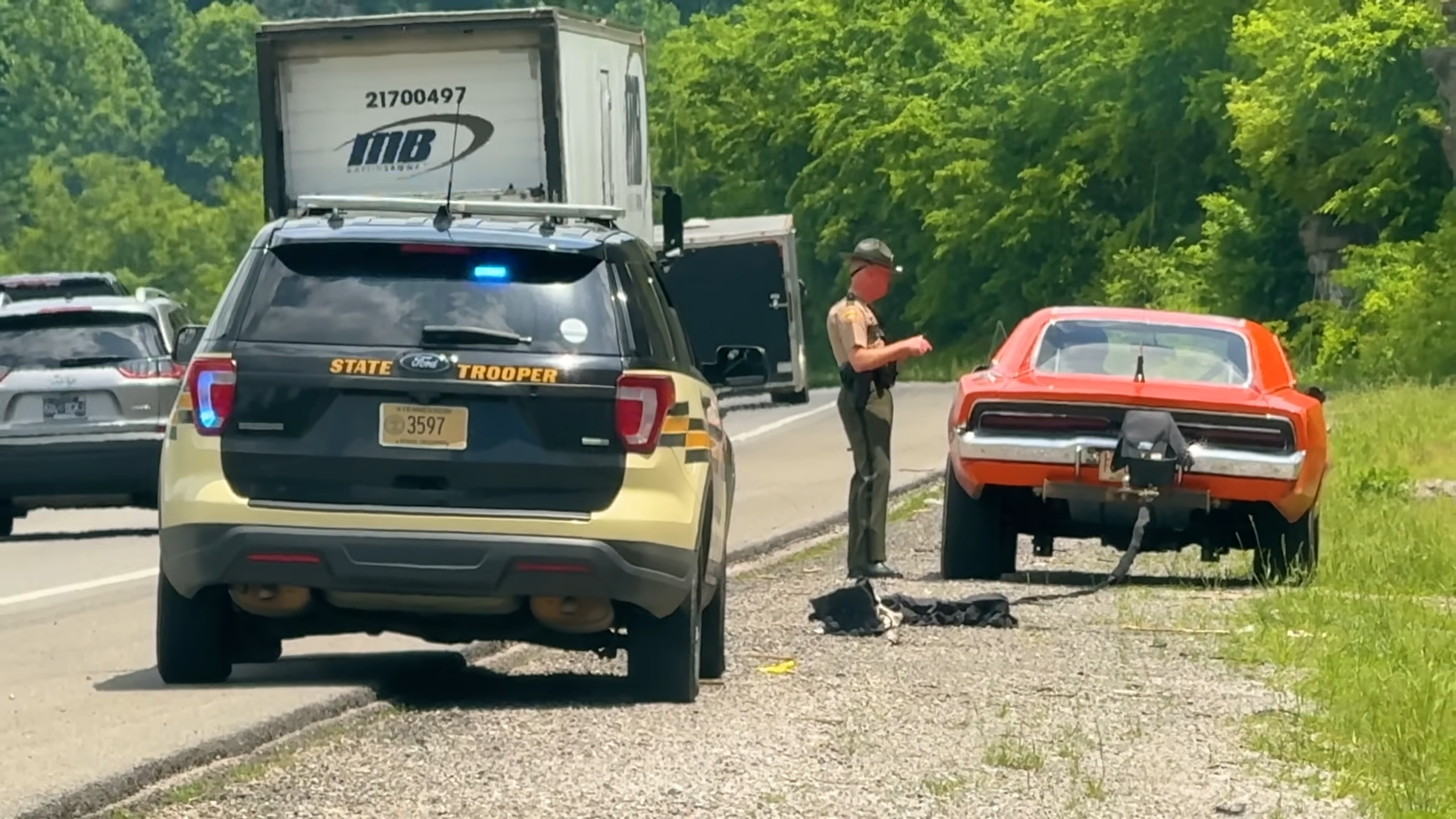 Man pulls a parachute from his car but he didn’t see the cops