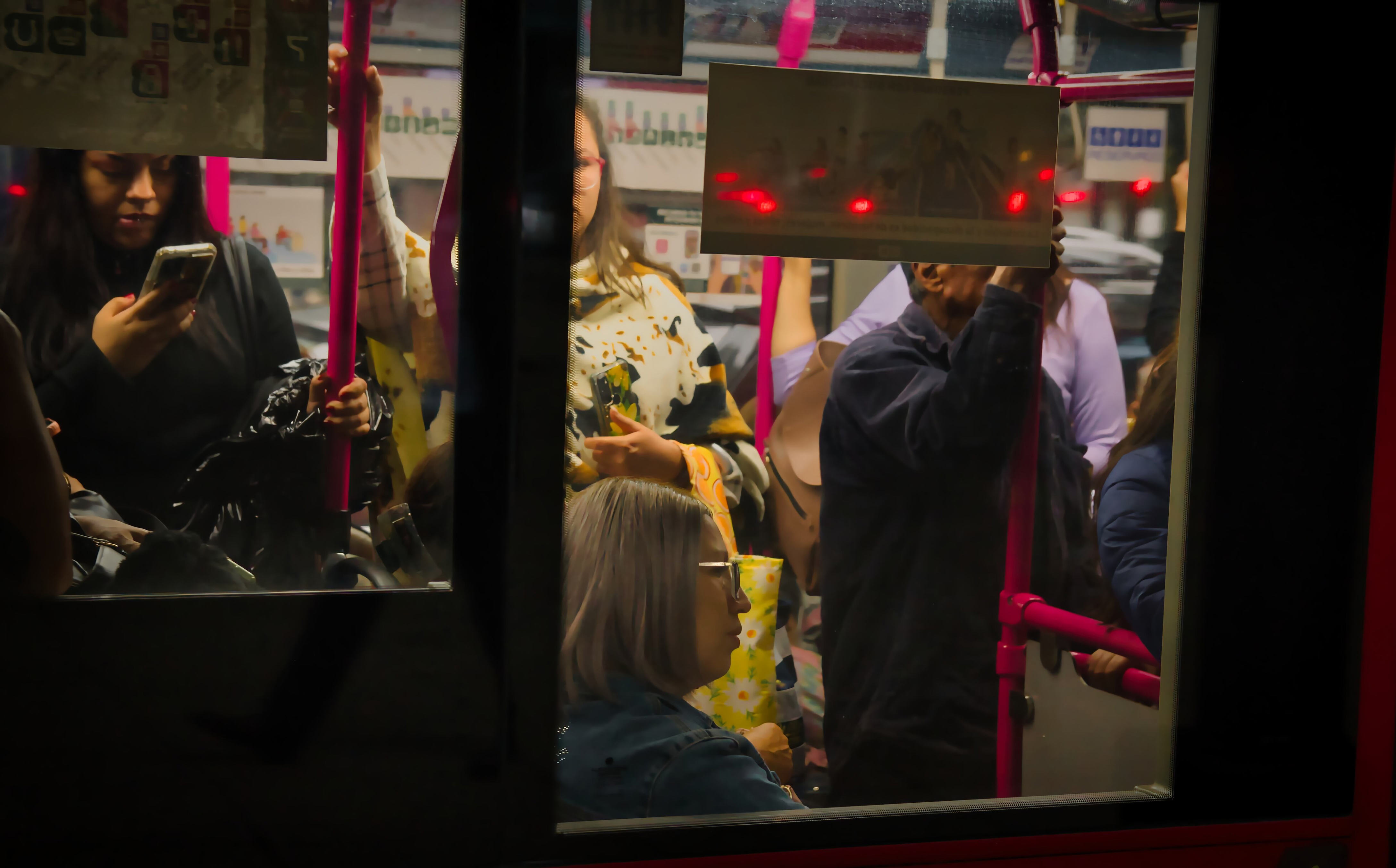 Adiós viajar parado en el Metrobús: prohíben ir de pie en estas ...