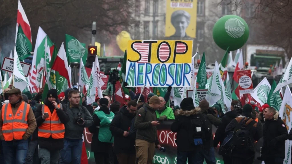 Miles de agricultores se manifiestan contra acuerdo de UE y Mercosur