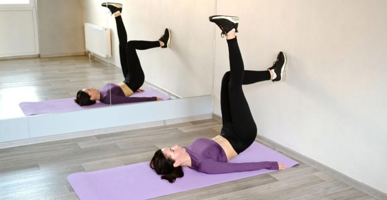 Ventre plat après 50 ans : le « roll down » est l’exercice de Pilates ...