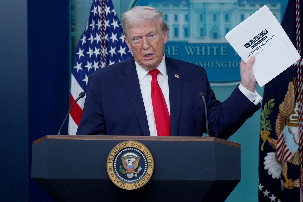 Donald Trump nearly shuts finger in simple paper clip on live TV ...