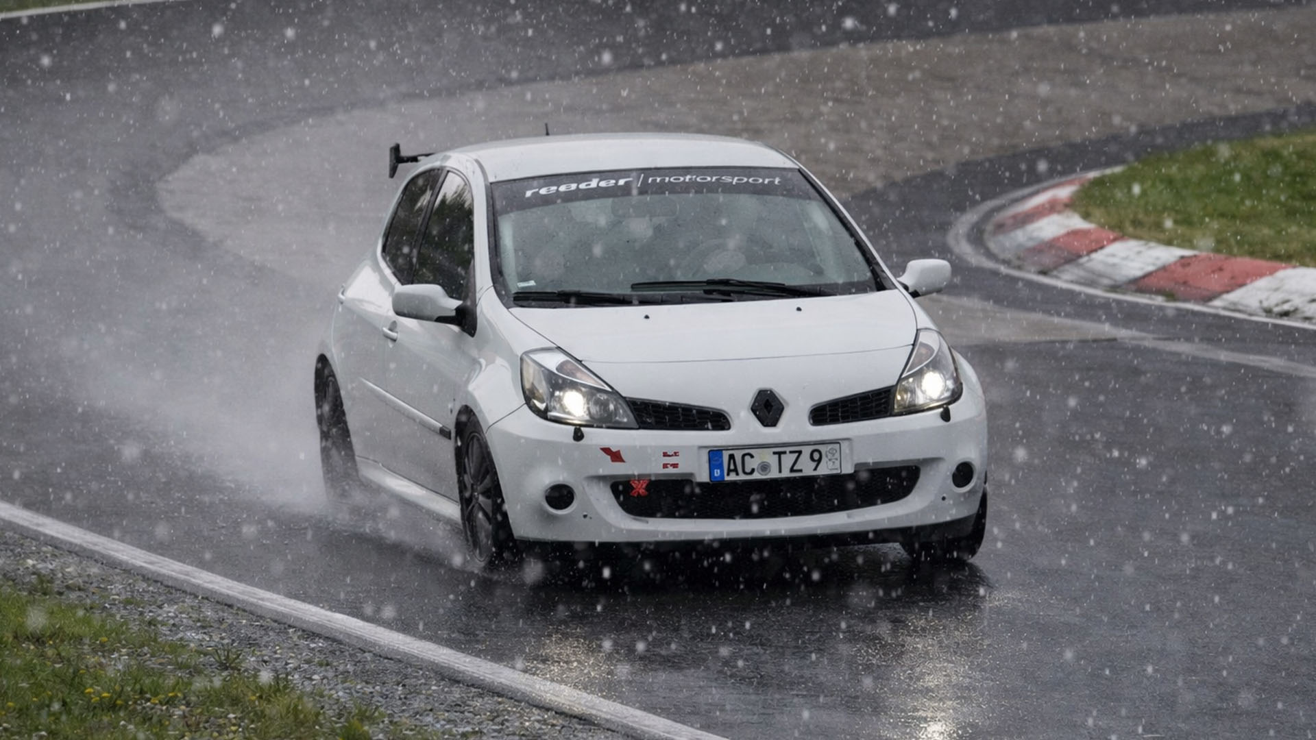 Touristenfahrten Nürburgring turns wild in the rain