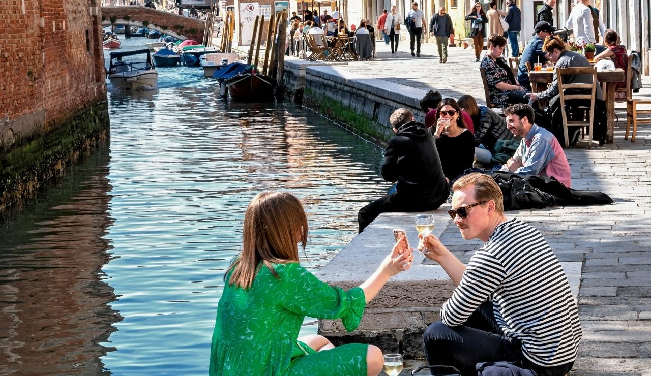 10 romantic destinations around the world that couples keep falling in ...