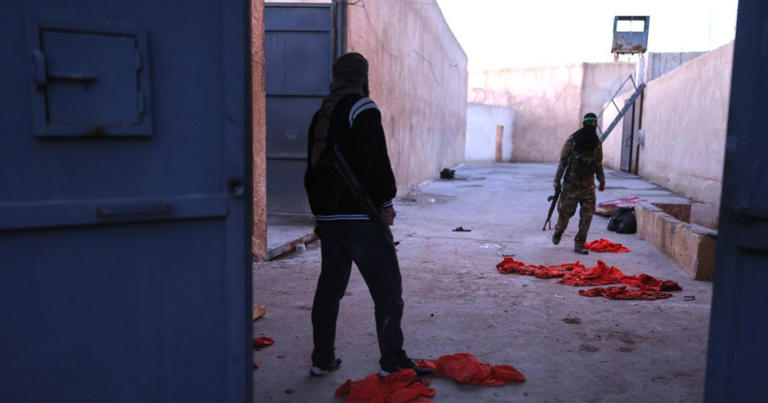 Hundreds of ISIS militants stream out of prison after guards abandon posts
