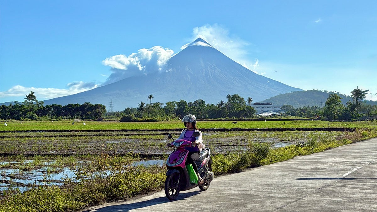 Ashfall from Mayon Volcano spreads to Legazpi villages