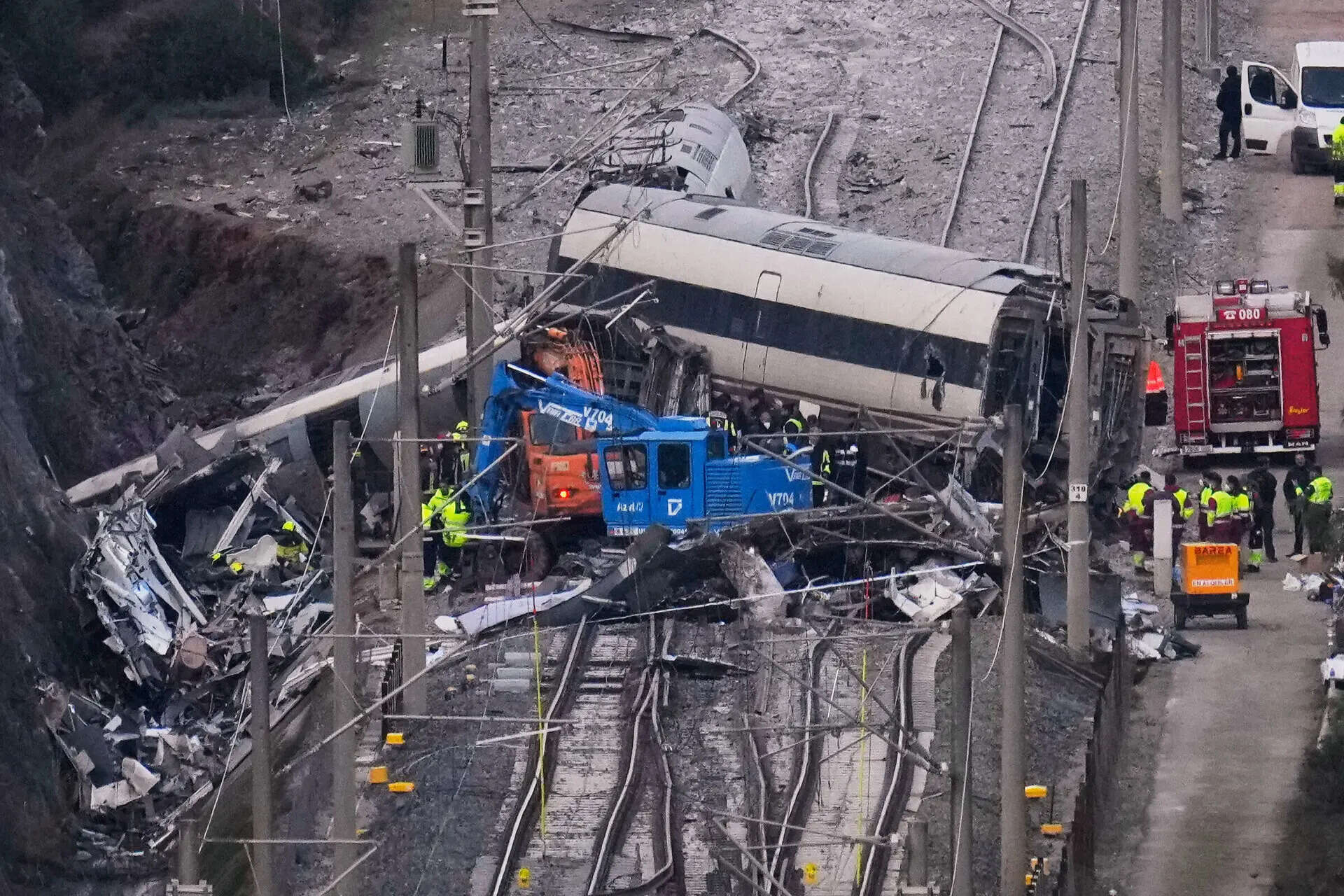 Barcelona commuter train crashes, killing 1, days after deadly train ...