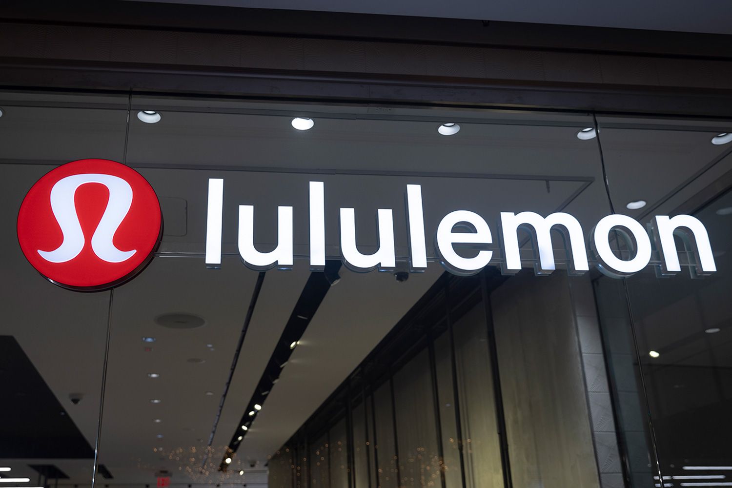 Lululemon stops selling 'Get Low' leggings online after wearers report ...