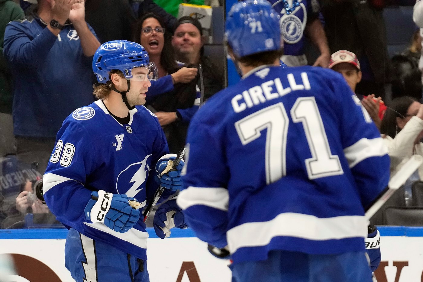 Brandon Hagel scores 2 goals to reach 25 as Lightning continue surge ...