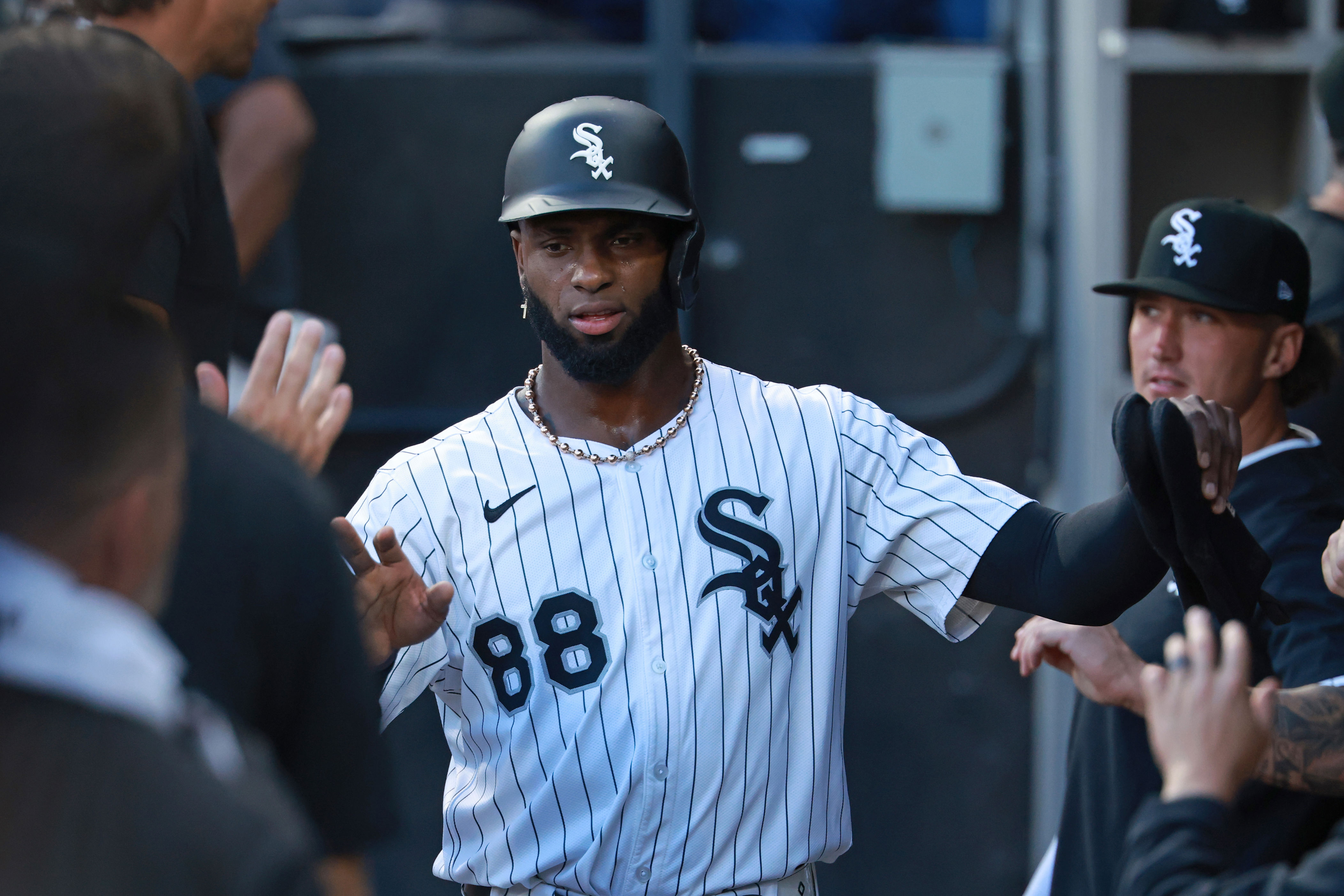 Mets acquire Luis Robert Jr. in trade with White Sox to fill outfield need