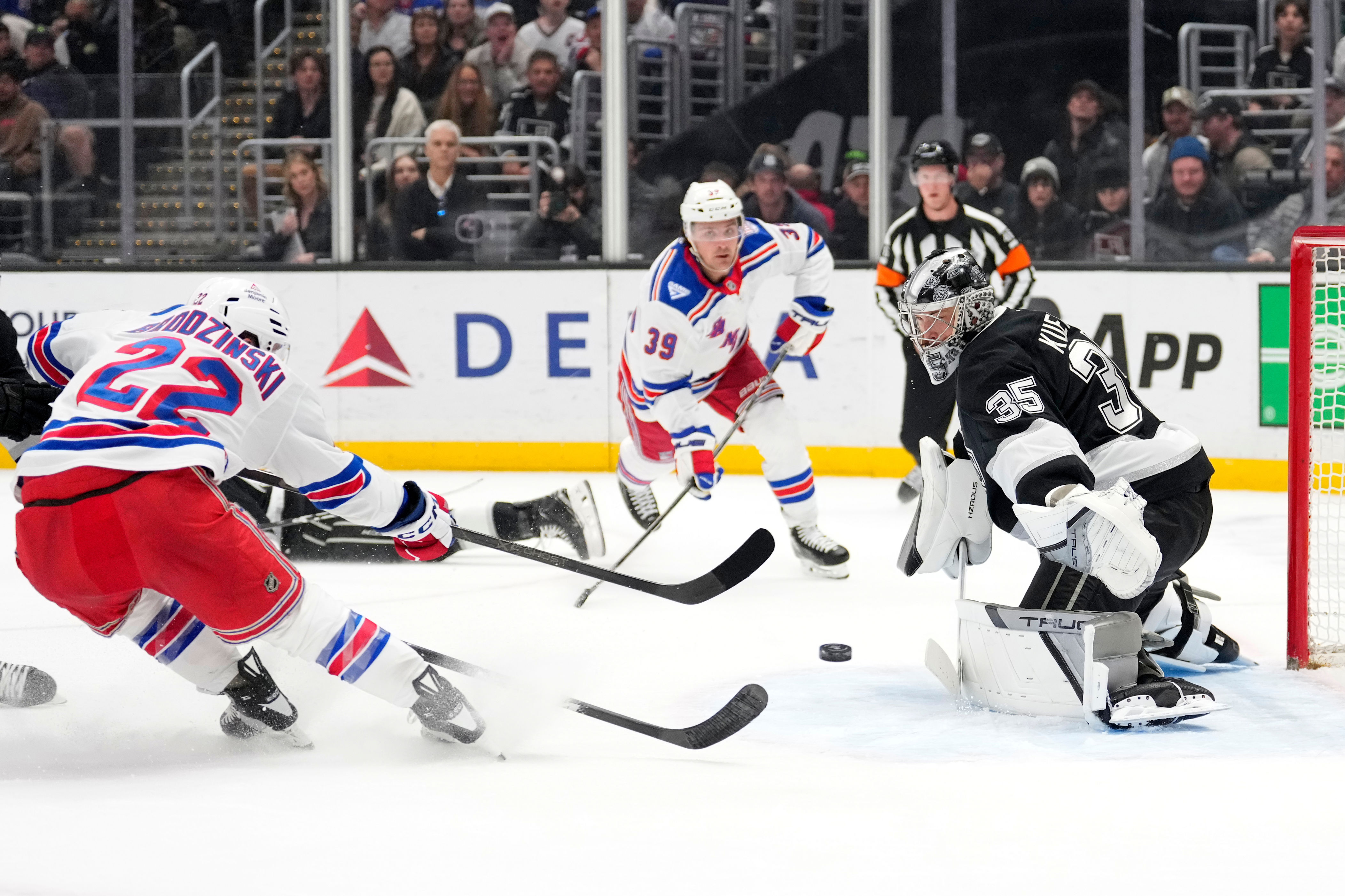 Darcy Kuemper leaves LA Kings game after collision in latest injury ...
