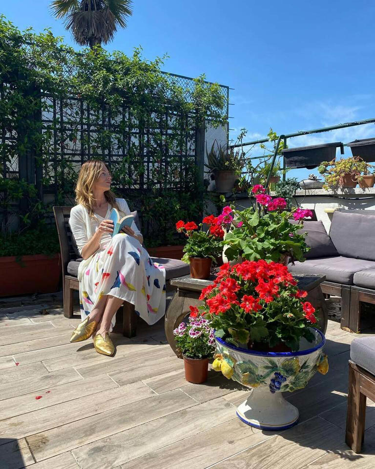 Marina La Rosa, l'attico nel centro di Roma: la cucina nera, l'angolo ...