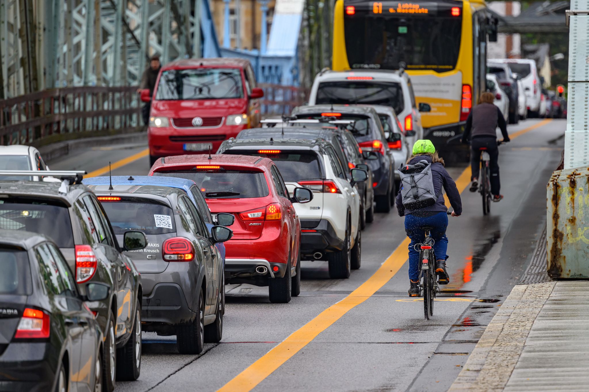 Pendler in Leipzig und Dresden stehen rund fünf Tage im Stau