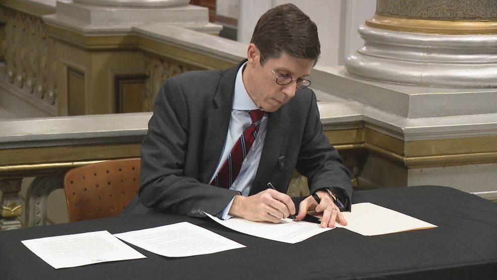 Mayor Brett Smiley signs executive order prohibiting ICE activities on ...