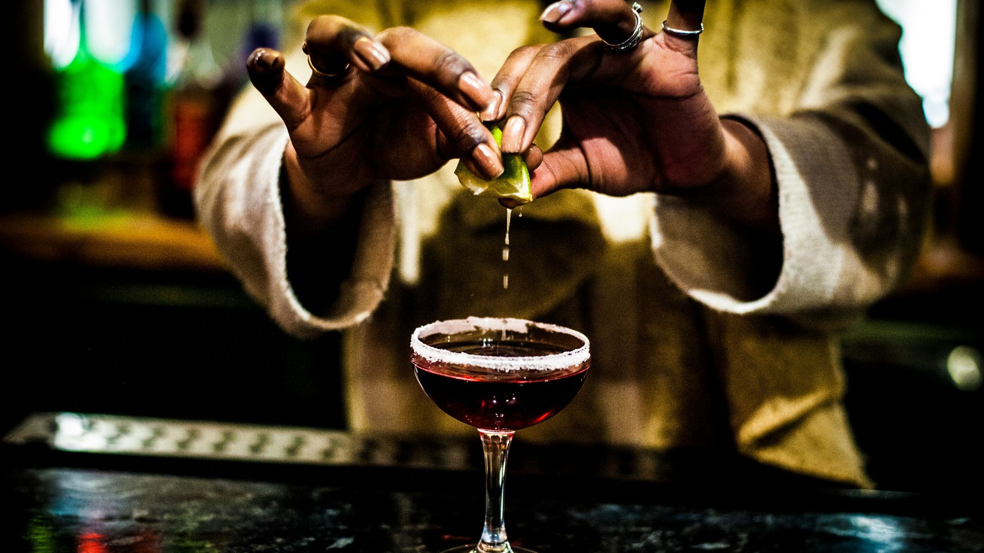10 restaurant tricks that make food better & 10 that just manipulate you