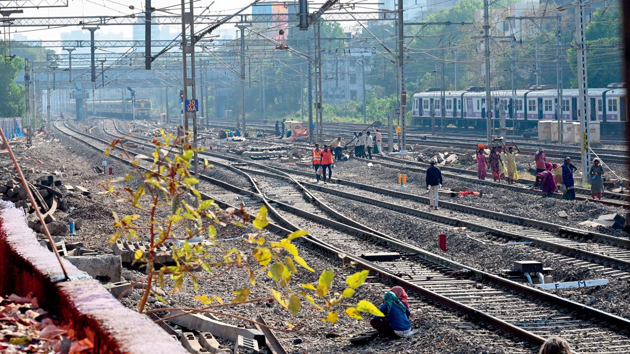 Entry-exit delay at Kandivali car shed leads to large-scale train ...